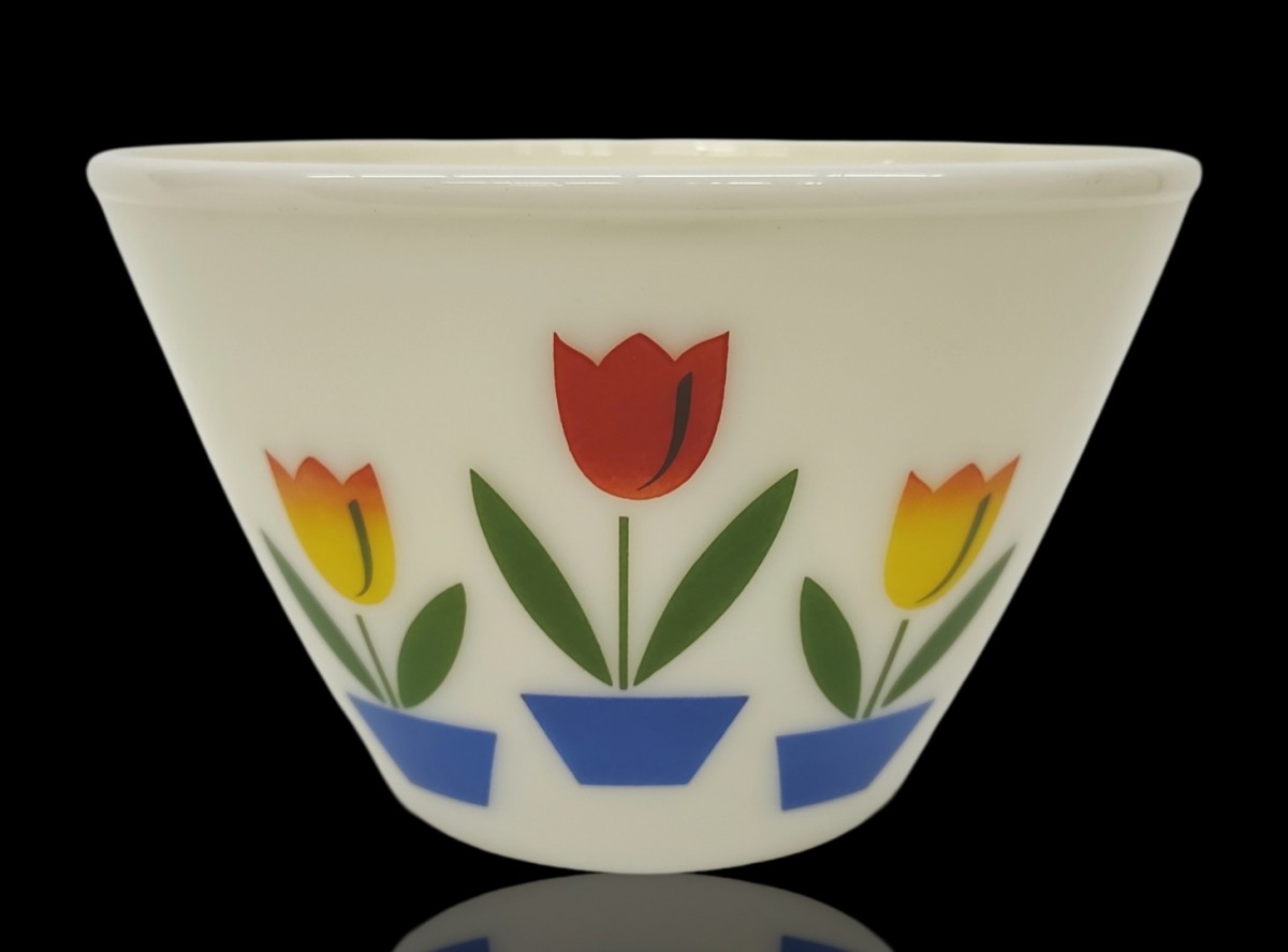 Joli bol Fire King décoré de tulipes, vaisselle